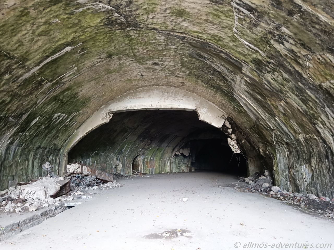 Kroatien: Flugzeugkaverne Zeljava - allmos-adventures.com