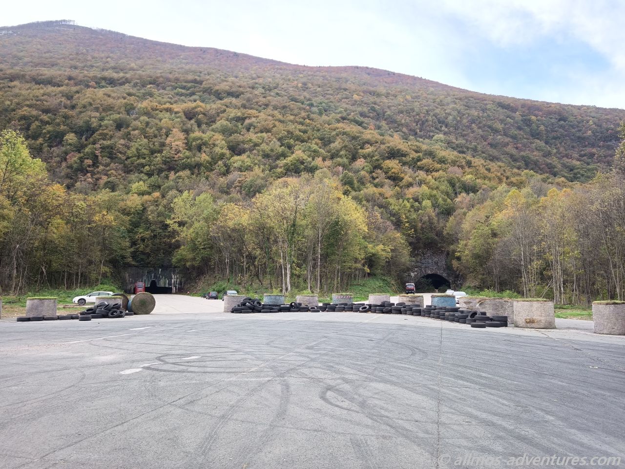 Kroatien: Flugzeugkaverne Zeljava - allmos-adventures.com