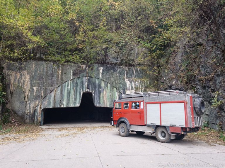 Kroatien: Flugzeugkaverne Zeljava - allmos-adventures.com